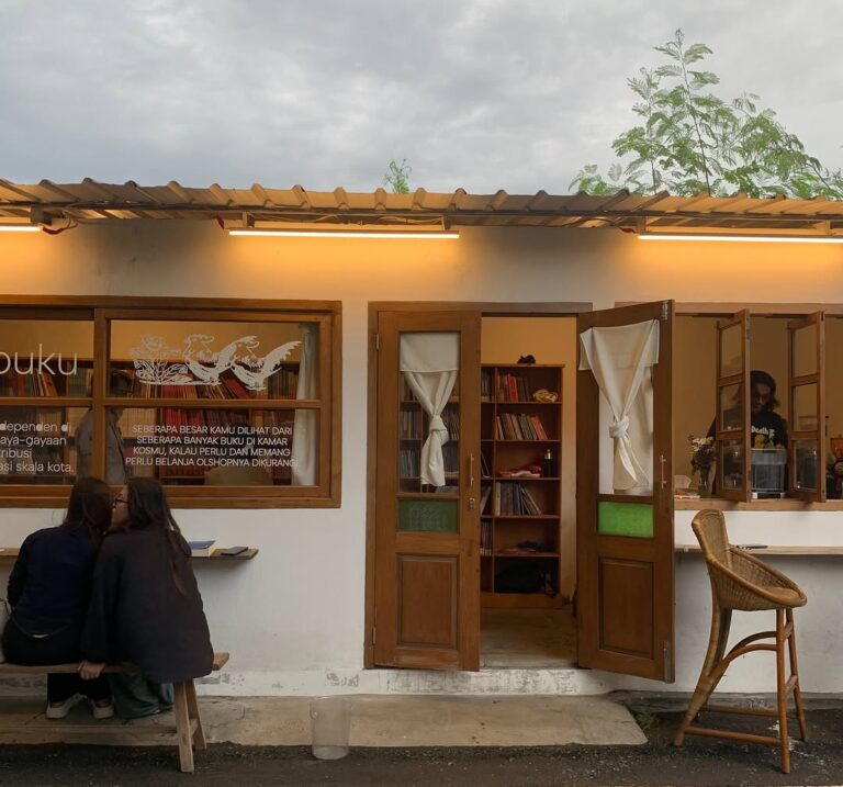 Moenasiah & Lauk Buku, Hidden Book Store di Semarang - Semarang Kita